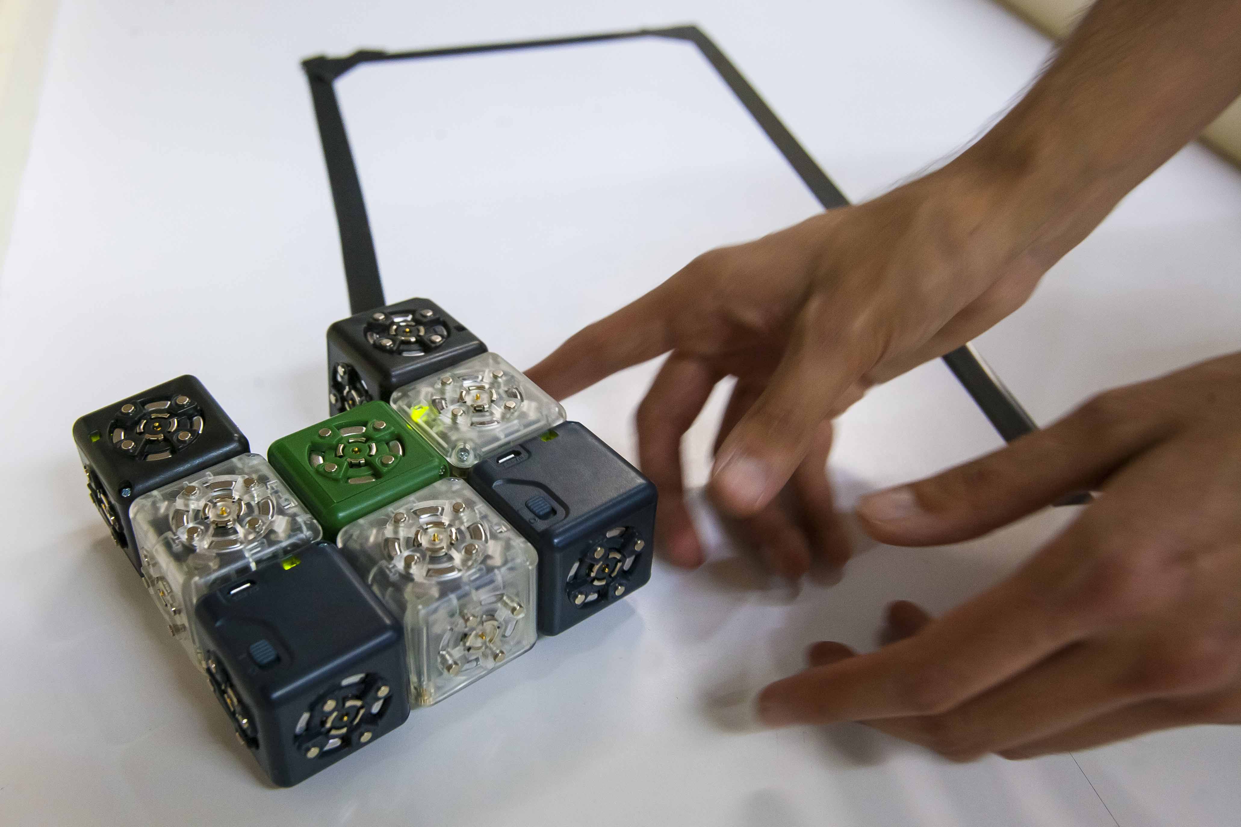 Dona al IPN inventor de robots cubelets 125 de sus creaciones - Prensa ...