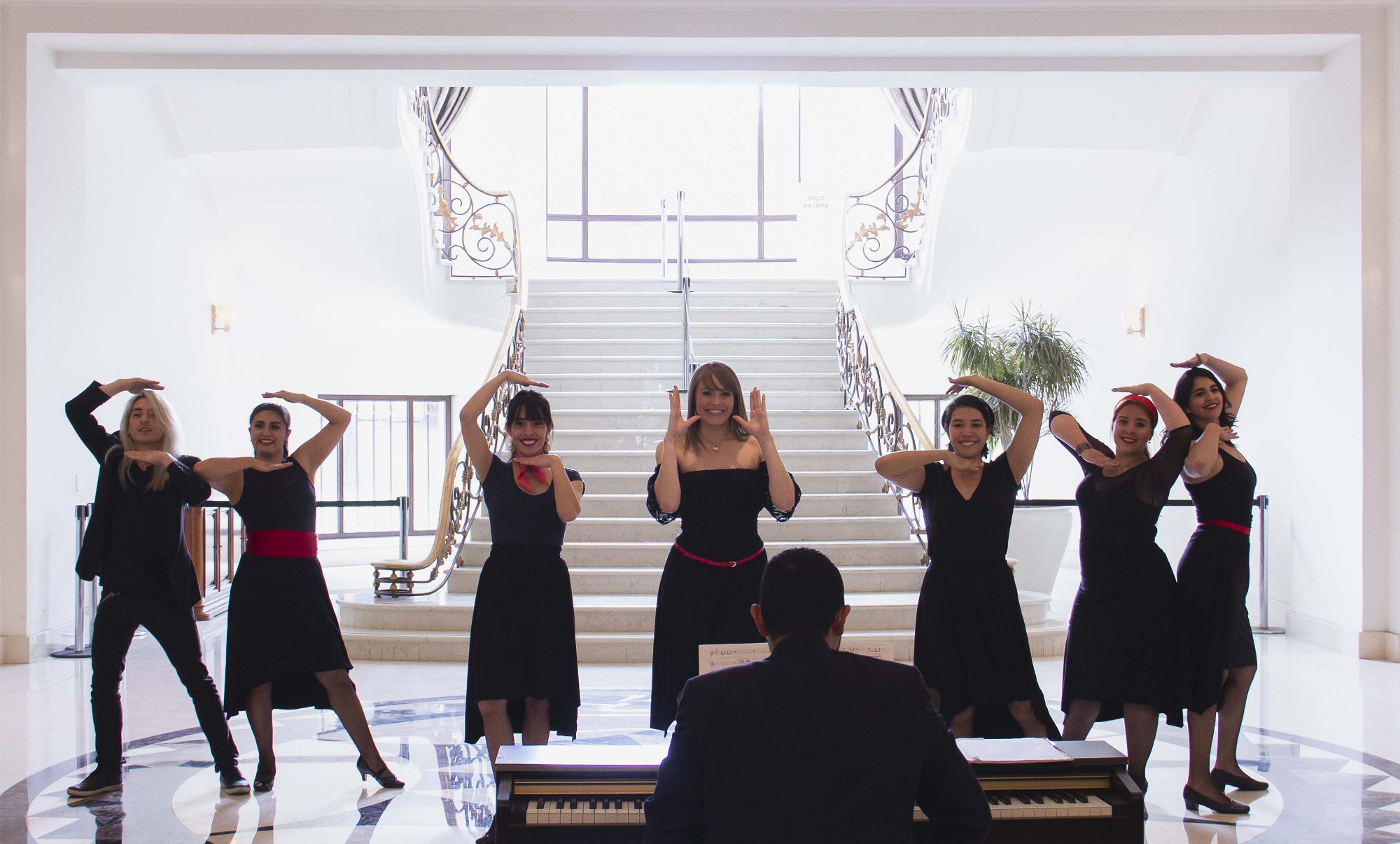 Las voces del Ensamble Escénico Vocal traspasan la pantalla de video ...
