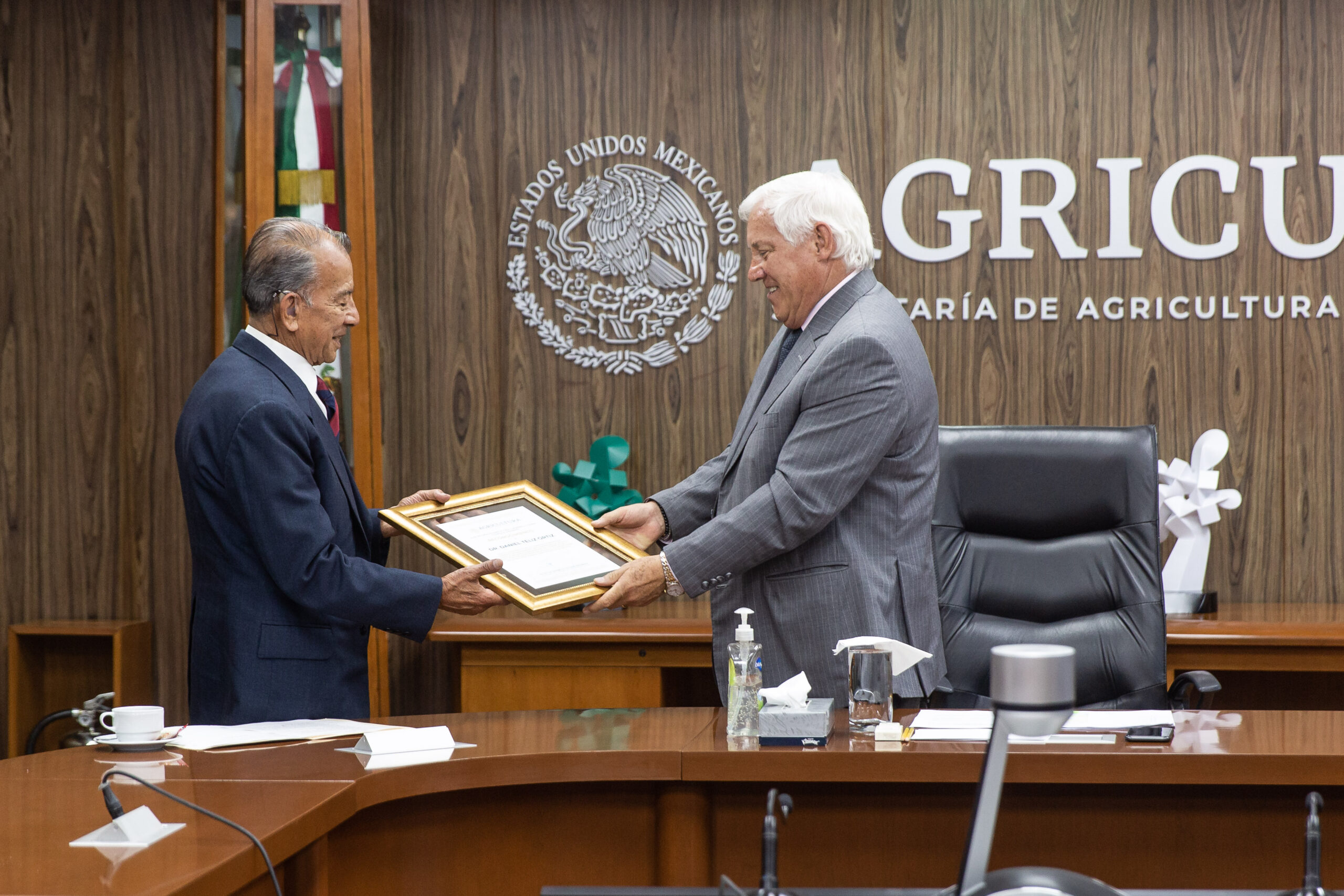 Reconocen a científico por trabajo fitosanitario - Prensa Animal