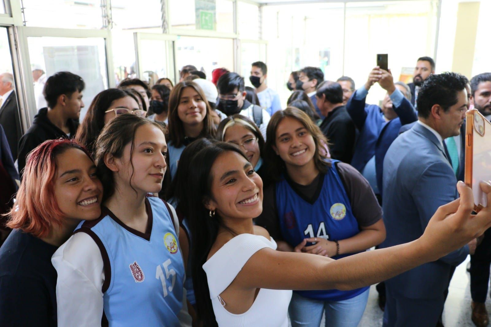 Reconoce IPN a Diana Flores estrella de tochito bandera - Prensa Animal